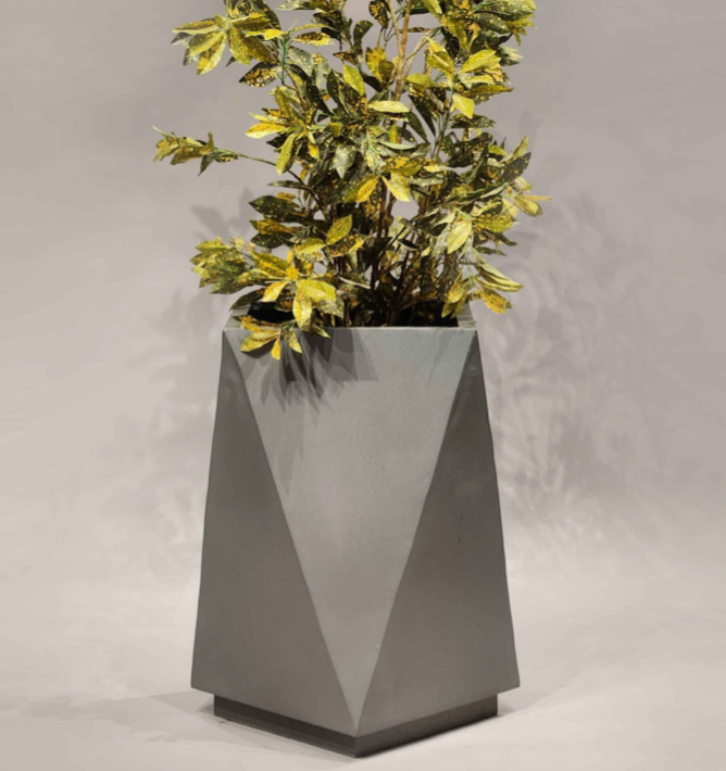 Trigon Planter – Bareeki